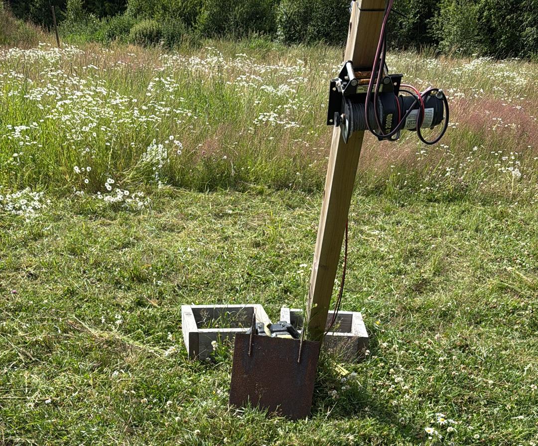 Bästa sättet att fästa en vanlig "blå tunna" till en galge vid åteln ...